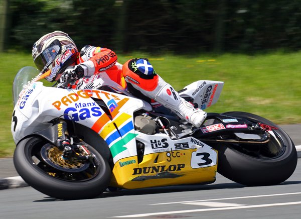 John McGuinness on his way to victory in the 2008 Senior TT with the ...